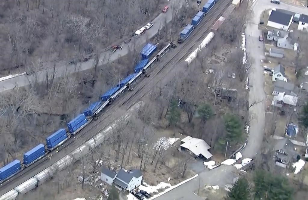 Massachusetts train derails, no hazardous cargo reported – Winnipeg ...