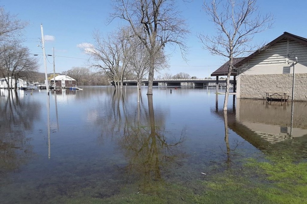 Mississippi River flooding prompts evacuations, sandbagging – Winnipeg ...