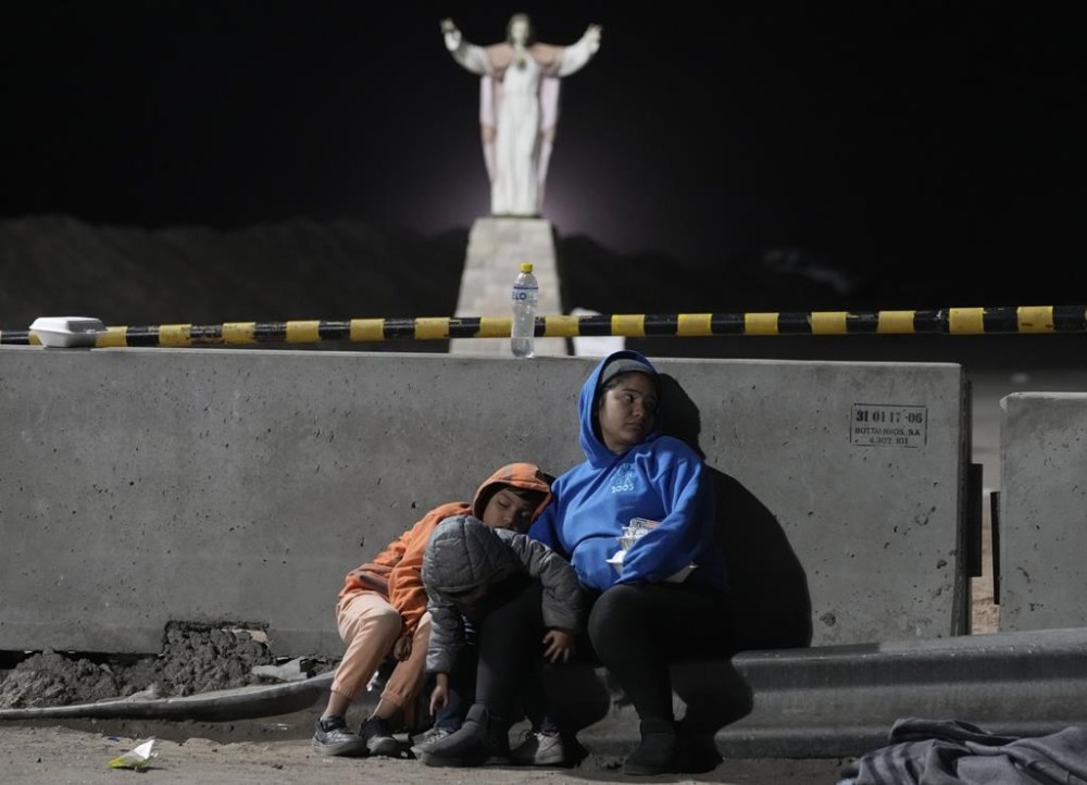 Hundreds stuck at Peru-Chile border in crackdown on migrants – Winnipeg ...