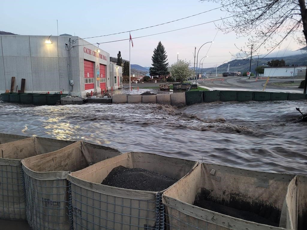 Hundreds ordered out of riverside mobile homes in flood-hit Cache Creek ...