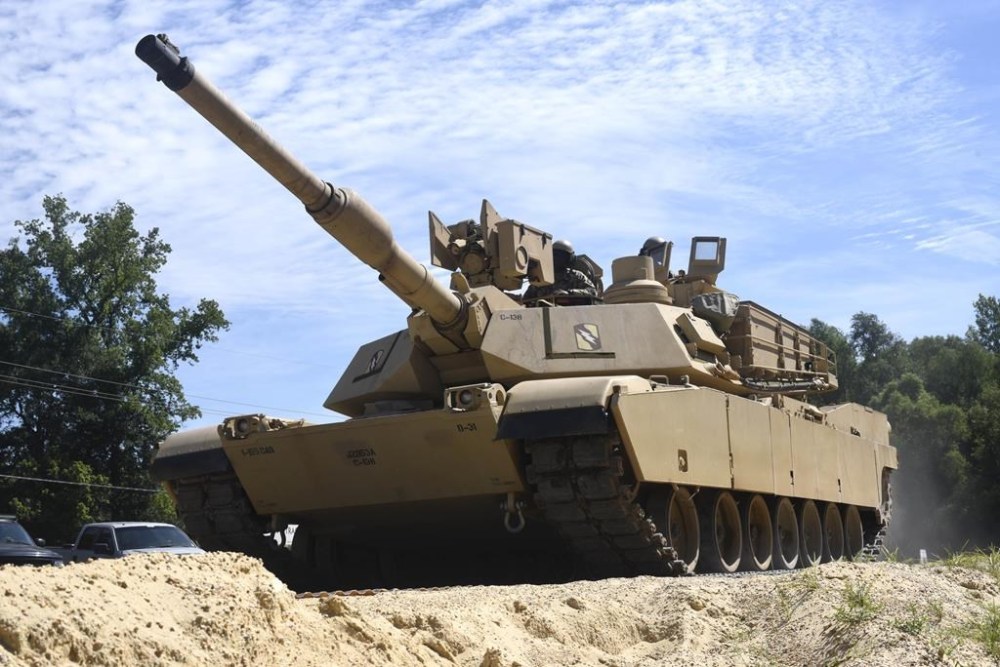 US Abrams tanks for training Ukrainian forces arrive in Germany ahead ...