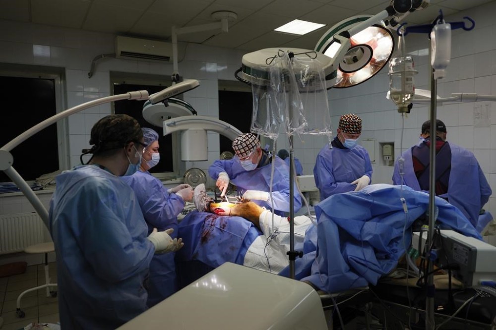 Ukrainian trauma surgeon operates on soldiers all day long amid Russia ...