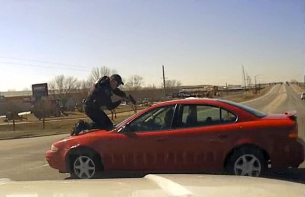 Video shows driver fleeing Iowa police with officer on hood, roof of ...