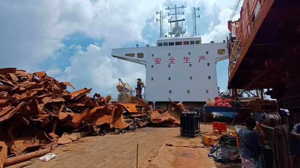 Malaysia finds 100 old artillery shells on Chinese barge, says it ...