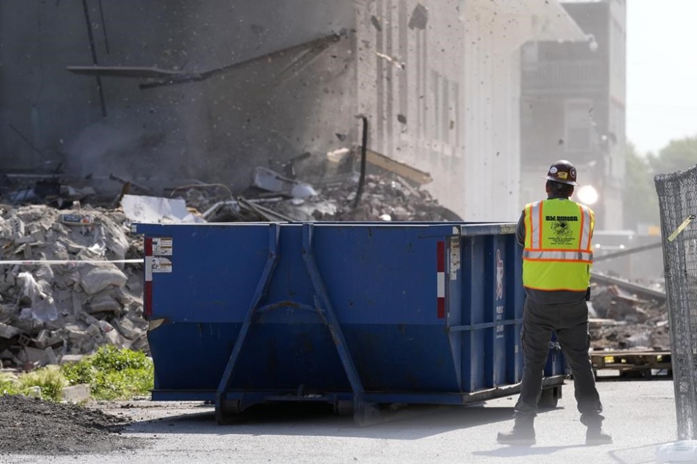 Crews begin demolishing remains of collapsed Iowa building – Winnipeg ...
