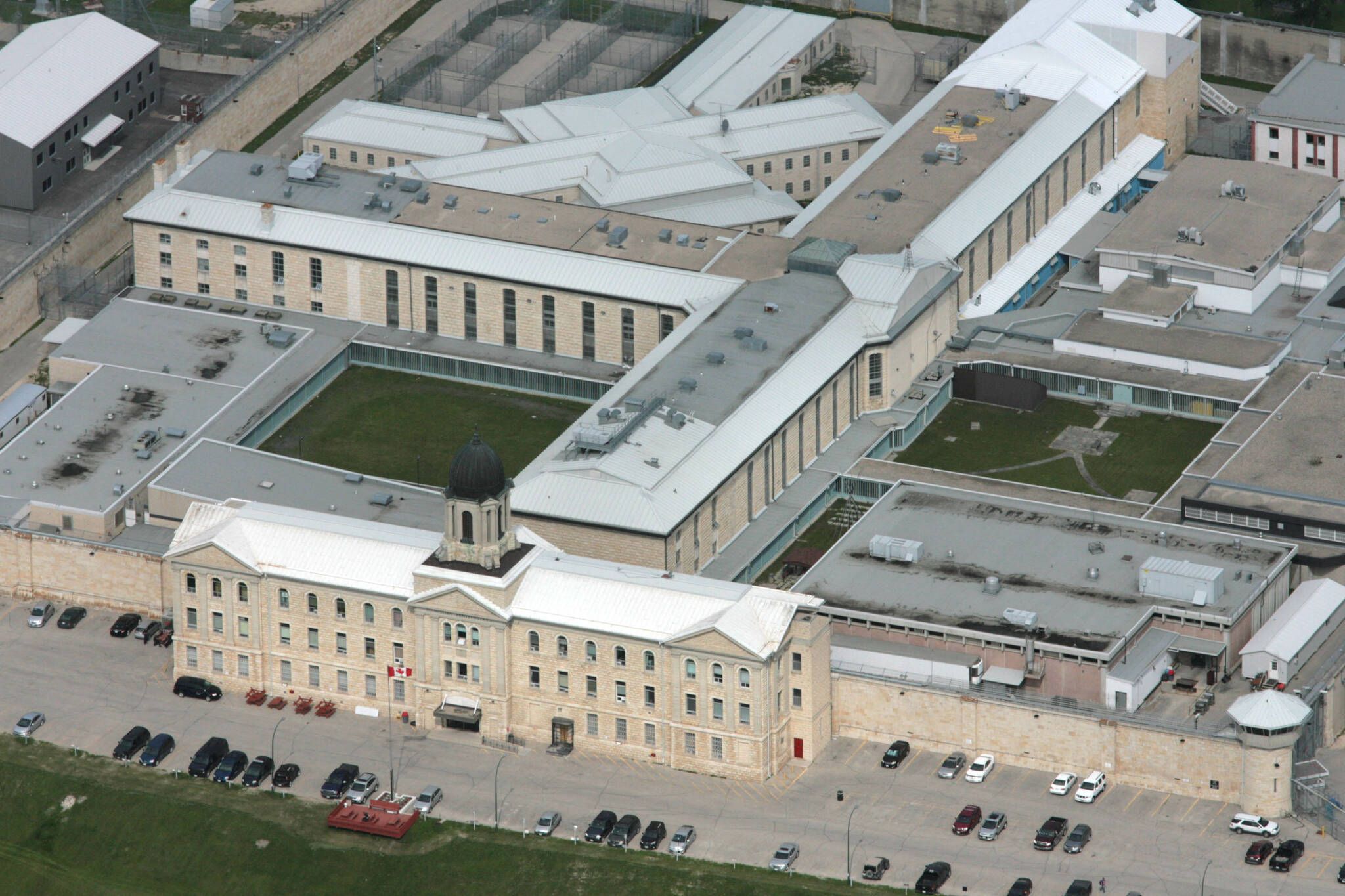 Convicted killer dead, seven inmates injured as rival gangs brawl in ...