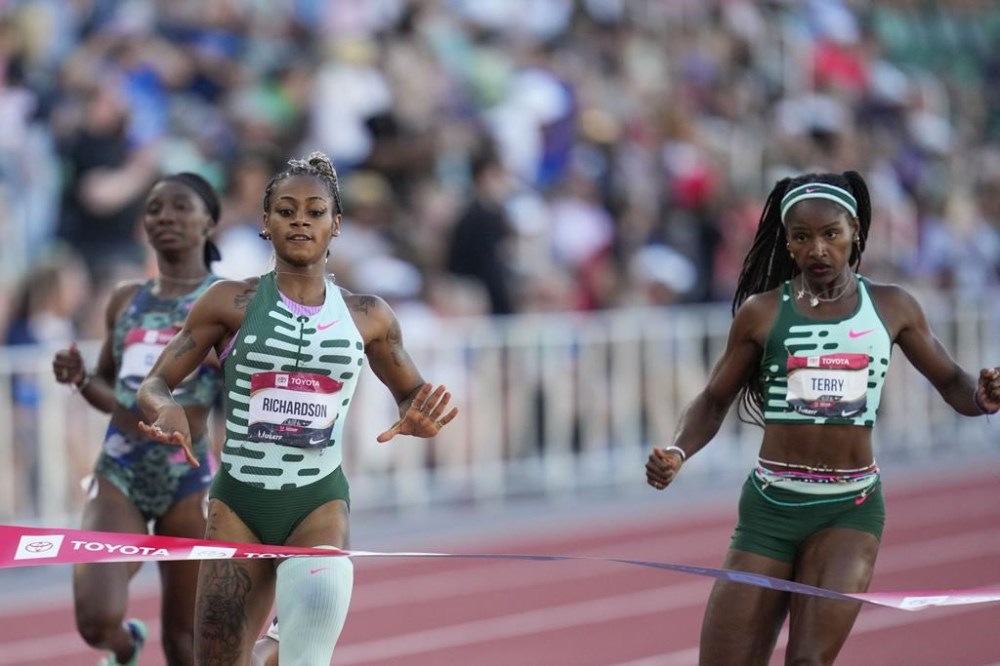Gabby Thomas holds off Sha’Carri Richardson to win the 200 at the US ...