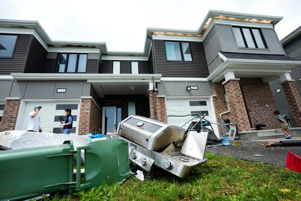 Tornado hits Ottawa suburban neighbourhood, damaging 125 homes and ...
