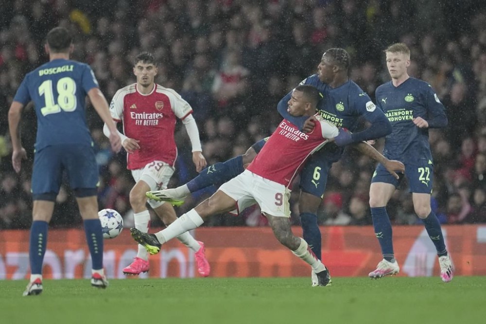 Arsenal makes winning return to Champions League by beating PSV ...