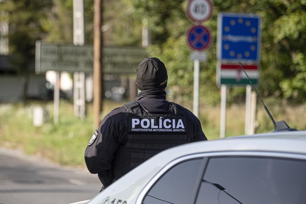 Slovakia begins border checks with neighboring Hungary in an effort to ...