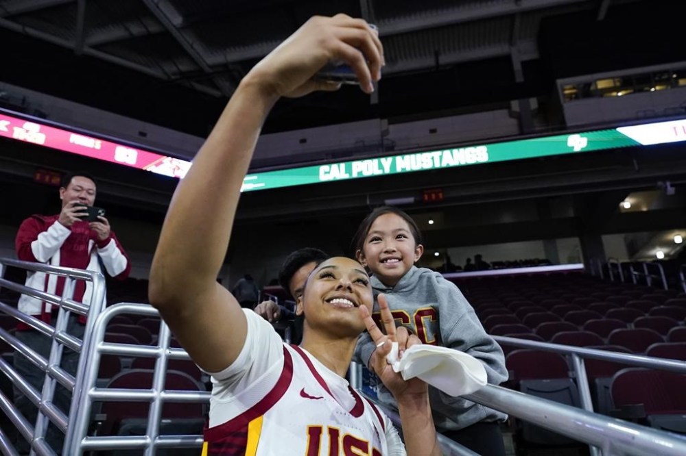 AP Player of the Week: Caitlin Clark of Iowa averaged 32 points, 9 ...