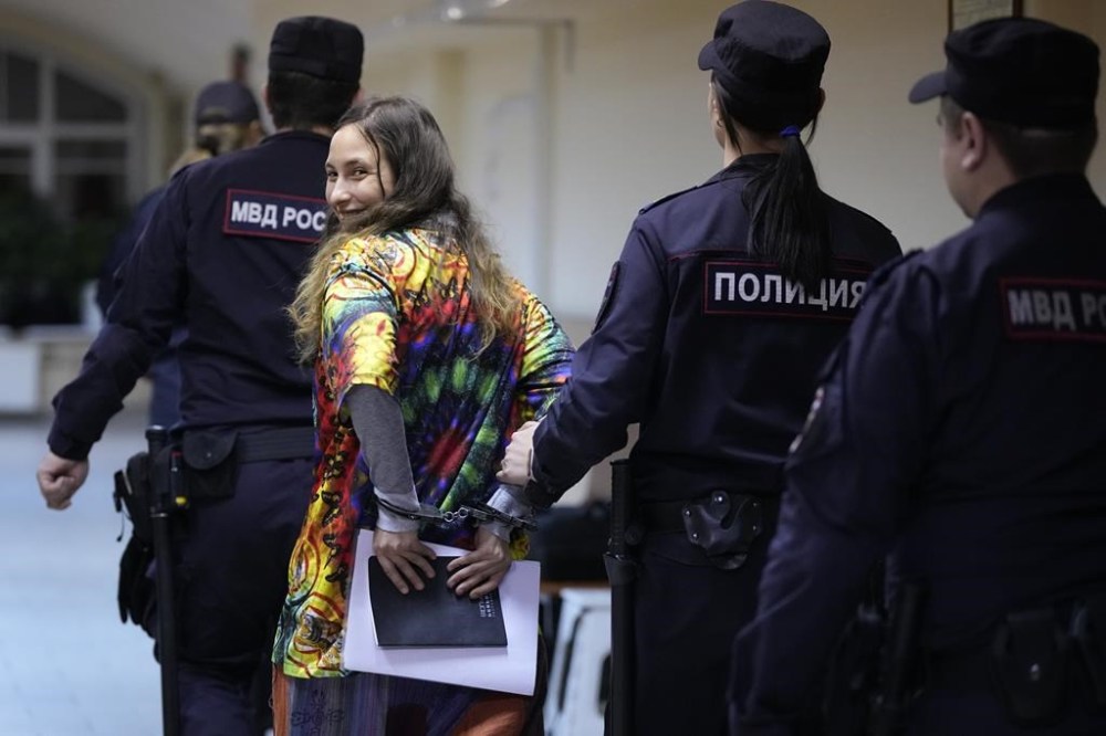 Russian doctors call for release of imprisoned artist who protested ...