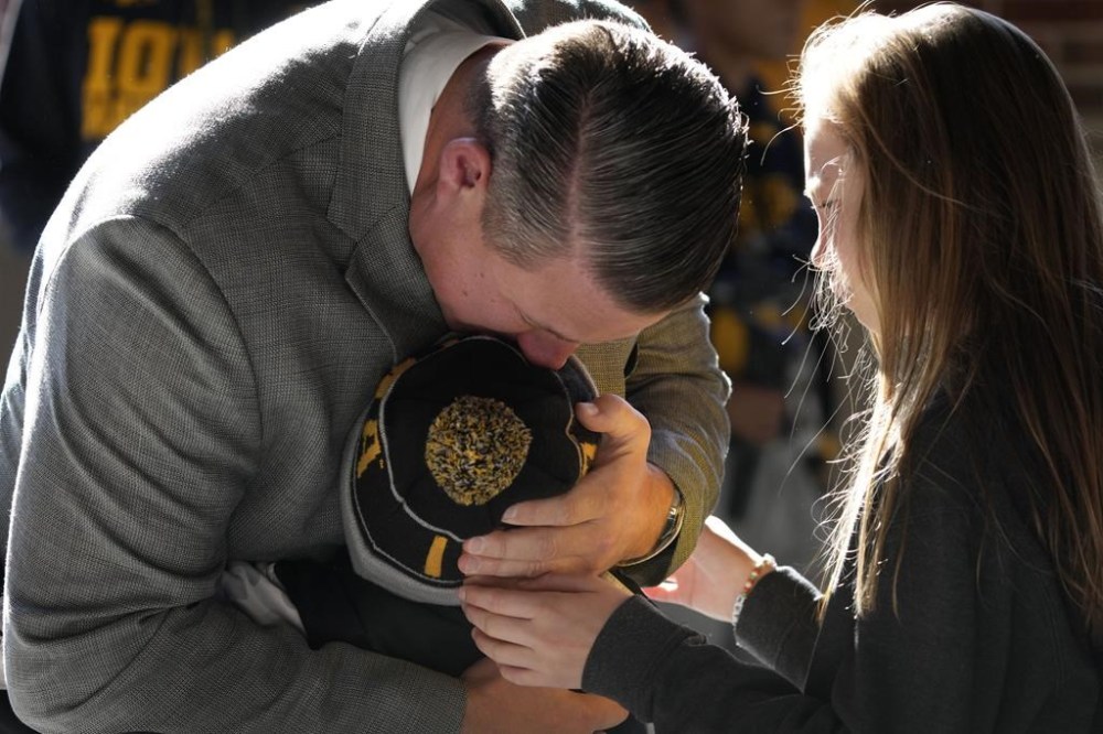 Iowa rallies in fourth quarter to defeat Illinois, 15-13, and clinch ...