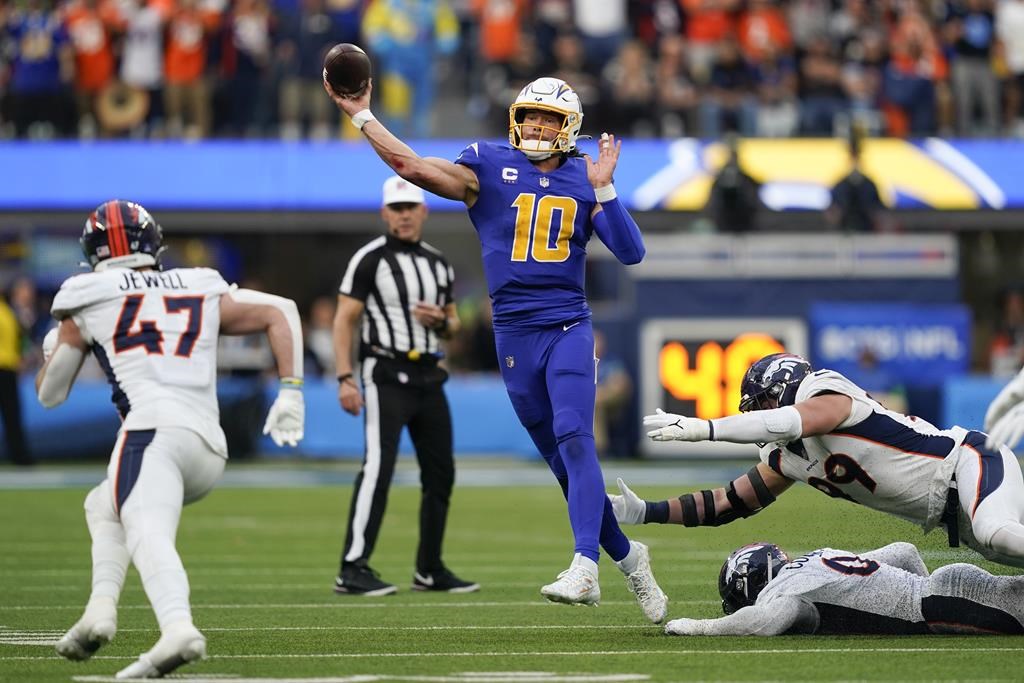 Chargers QB Justin Herbert has fracture in right index finger, status ...
