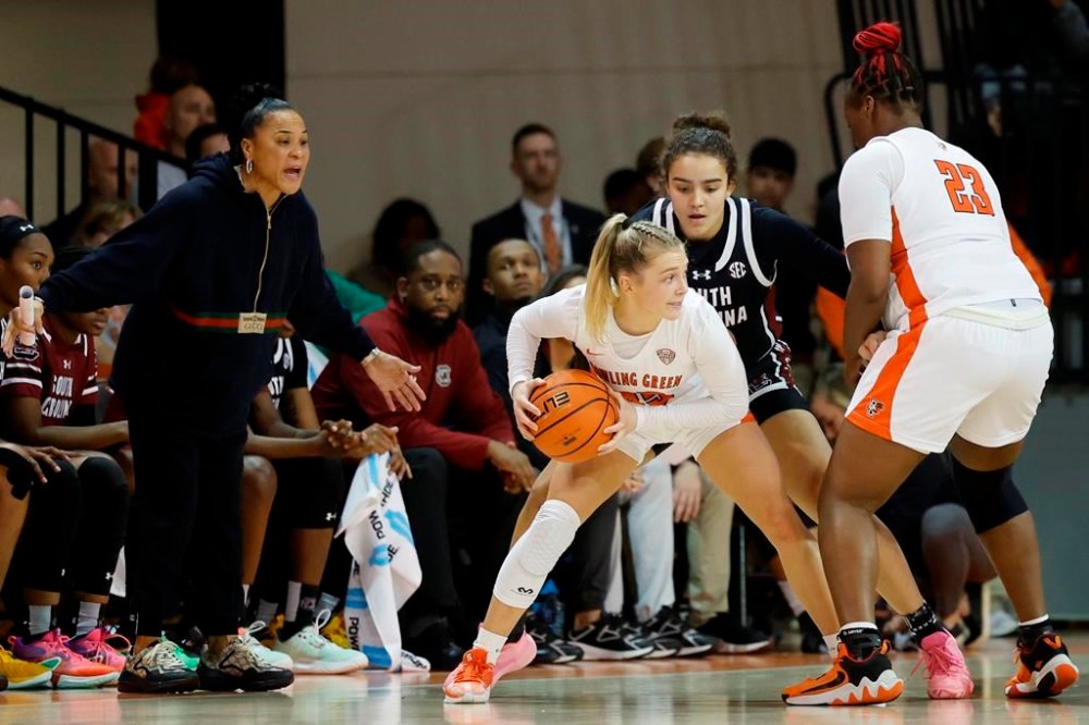 No. 1 South Carolina rolls to 93-62 win over Bowling Green in reunion ...