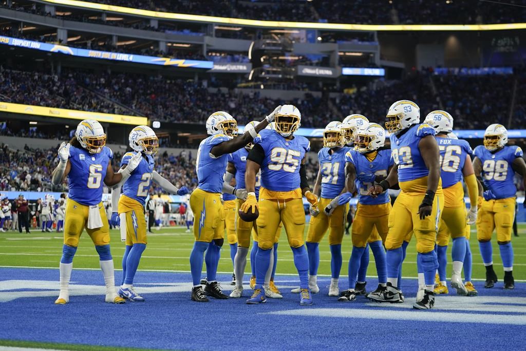 Chargers start strong, show fight under interim coach Giff Smith before ...