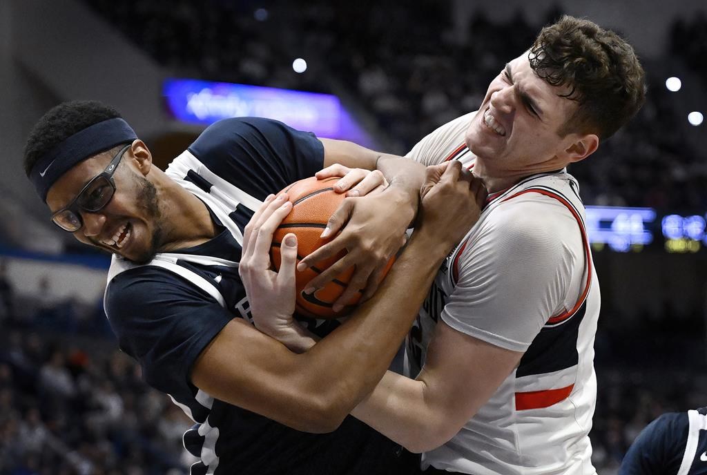 Clingan leads top-ranked UConn to its 11th straight win, 71-62 over ...