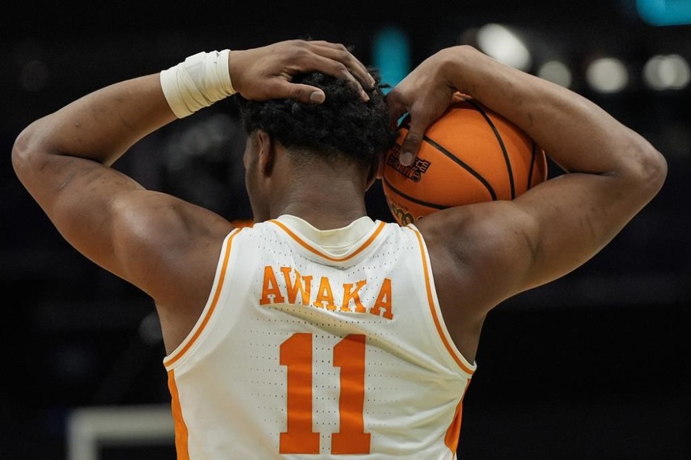 All-American Dalton Knecht leads No. 2 Tennessee back to the Sweet 16 ...