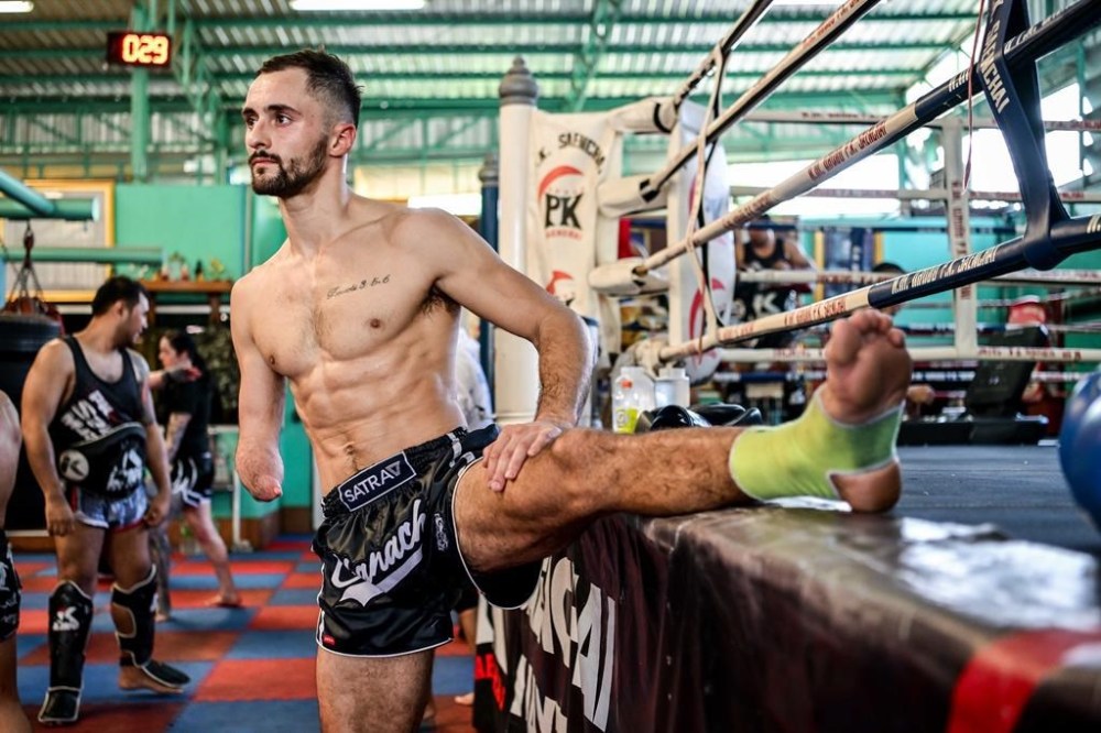 One-handed Calgary fighter Jake Peacock ready to entertain on One ...