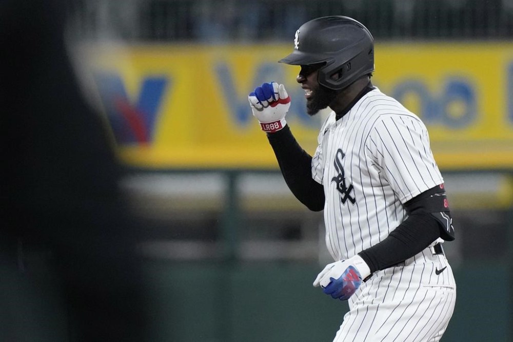 White Sox OF Luis Robert Jr. leaves game with hip flexor injury ...