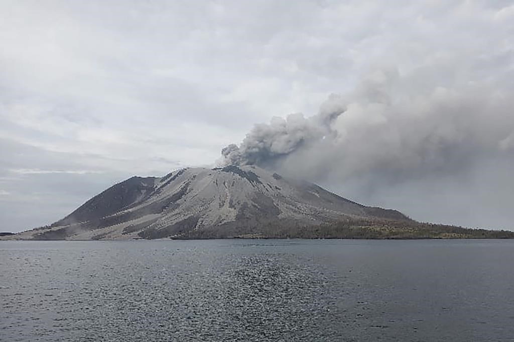 Indonesia’s Ruang volcano spews more hot clouds after eruption forces ...