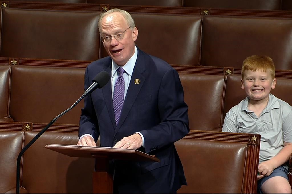 Congressman’s son steals show on House floor, hamming it up for cameras ...