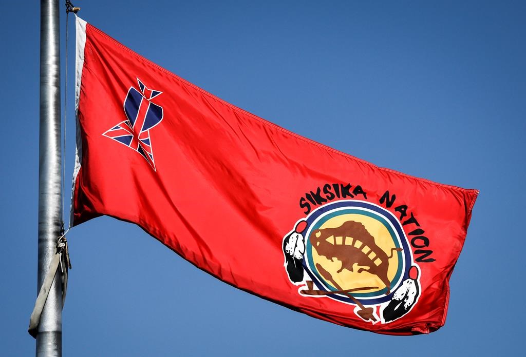 English museum to return headdress to Alberta’s Siksika First Nation ...