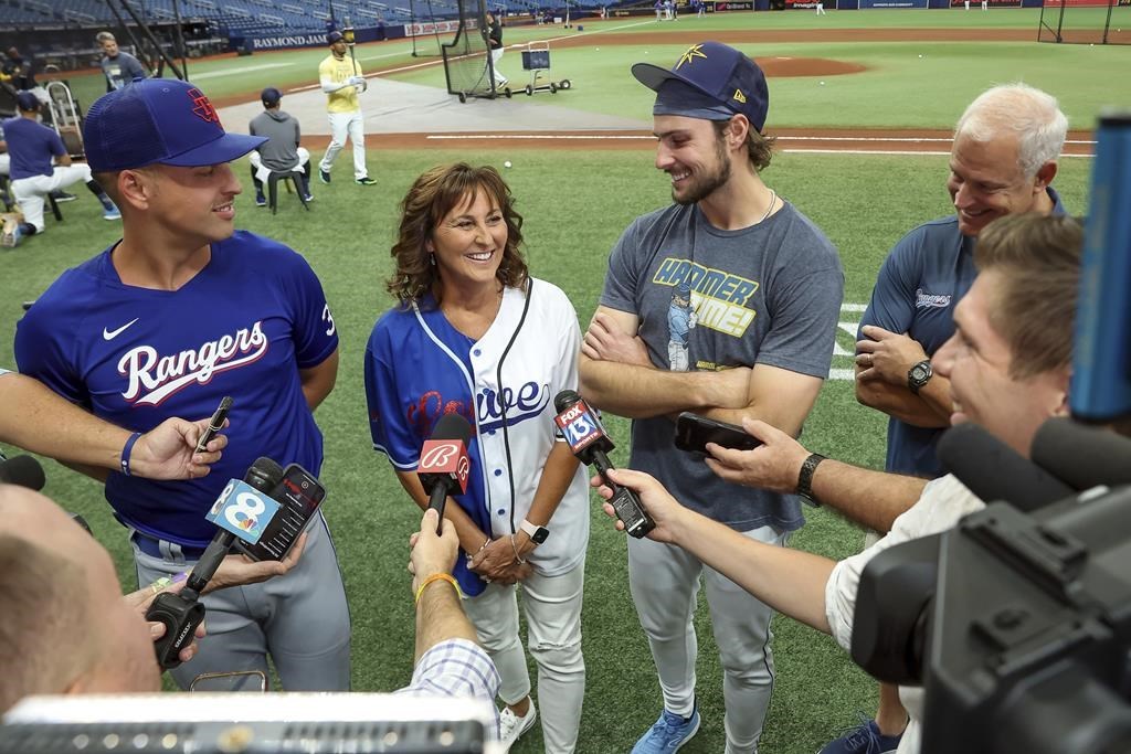 Mother of big league Lowe brothers sees them face each other for 1st ...