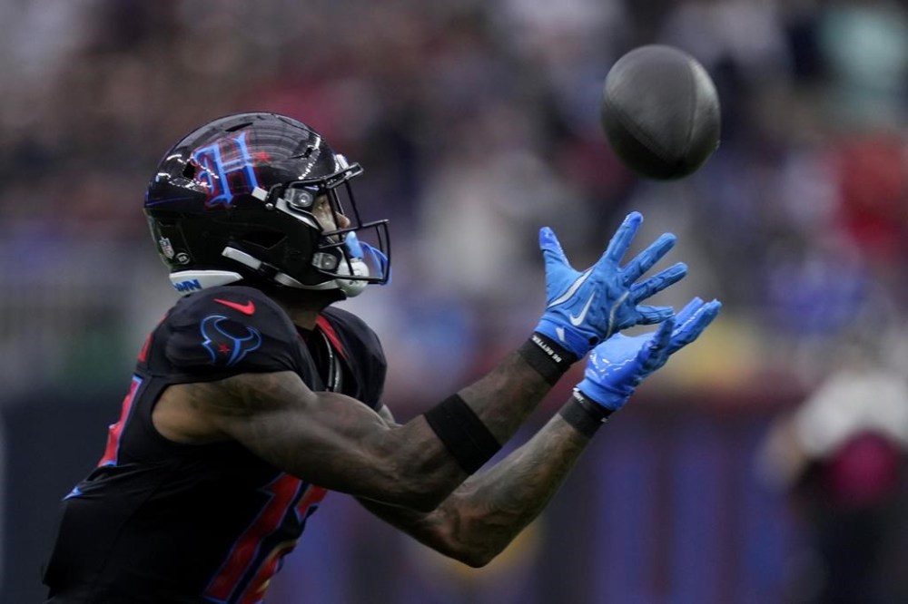 Houston’s Nico Collins leaves with hamstring injury early in second ...