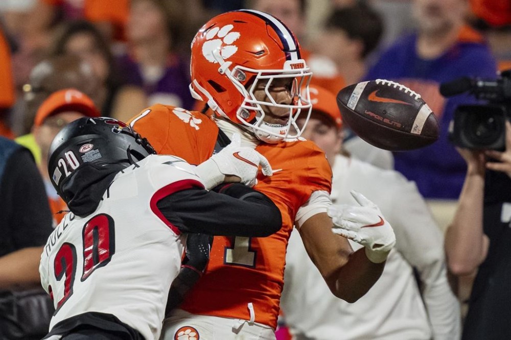 Louisville suspends cornerback Tayon Holloway after arrest on domestic ...