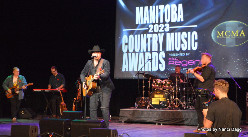 Awards show celebrates country music’s past and present – Winnipeg Free ...