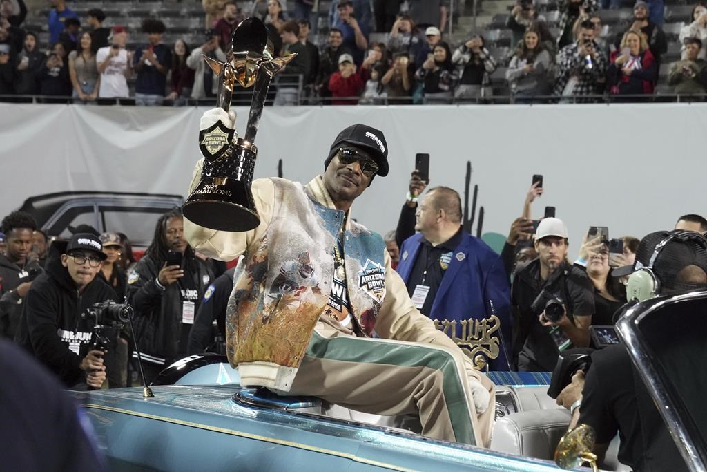 Snoop’s game: Snoop Dogg thrills the crowd in the bowl that bears his ...