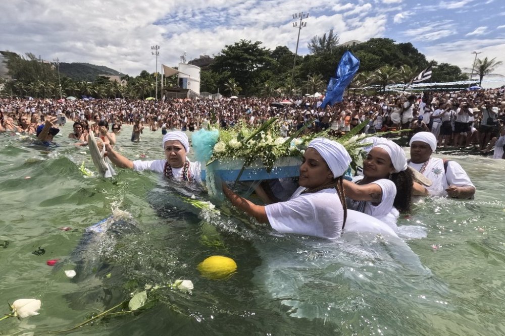 Devotees pay homage to Afro-Brazilian sea goddess on Rio de Janeiro ...