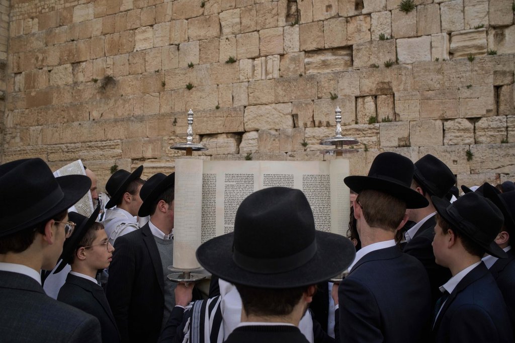 Tens of thousands of Jews gather for traditional blessing in Jerusalem ...