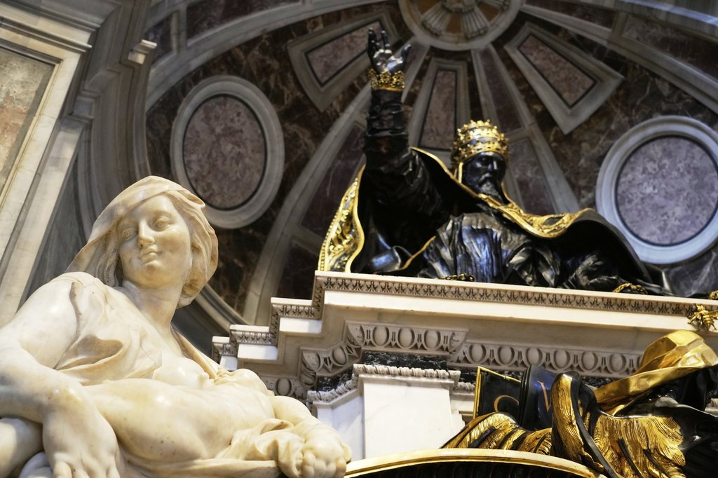 Pope makes another surprise appearance at St. Peter’s, greeting ...