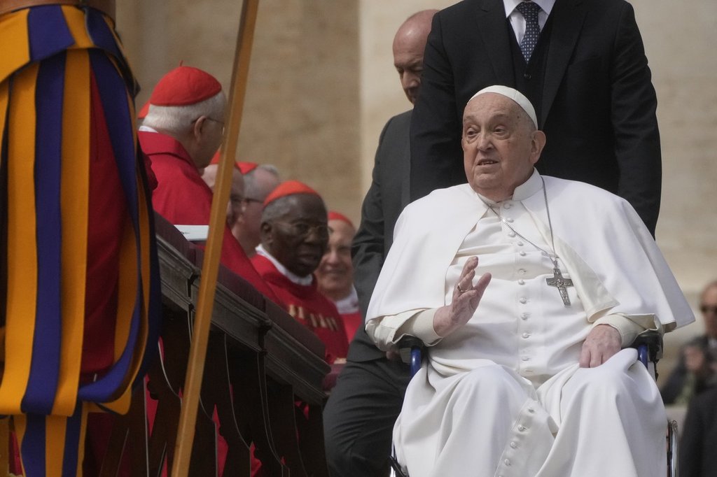 Convalescing Pope Francis opens Holy Week with in-person greeting in St ...