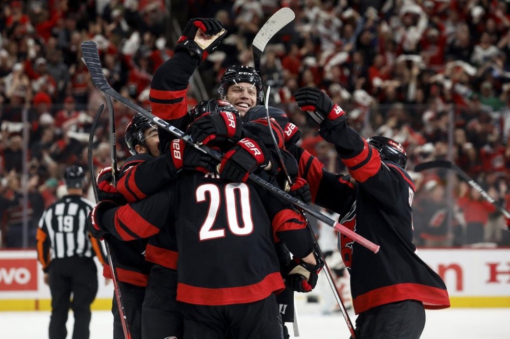 Carolina Hurricanes reach 3-year, $9.5 million extension with forward ...