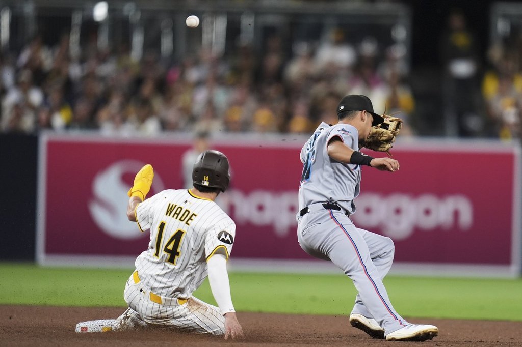 Marlins rookie second baseman Ronny Simón commits 3 errors in 3 innings ...