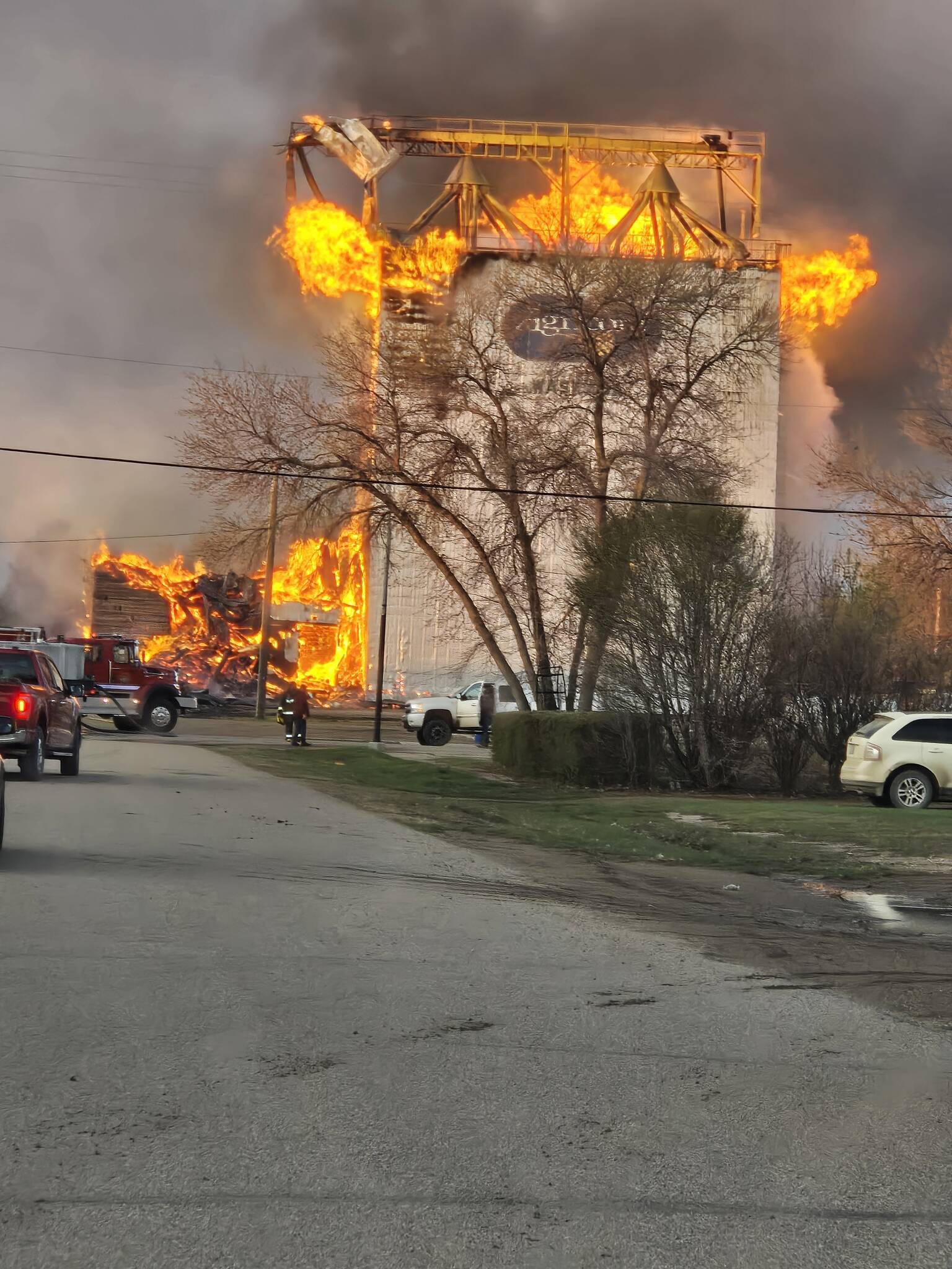 Fire destroys historic wood grain elevator in Waskada – Winnipeg Free Press