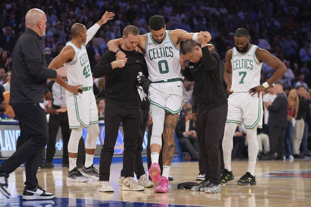 Jayson Tatum out of hospital, meets with Celtics teammates ahead of ...