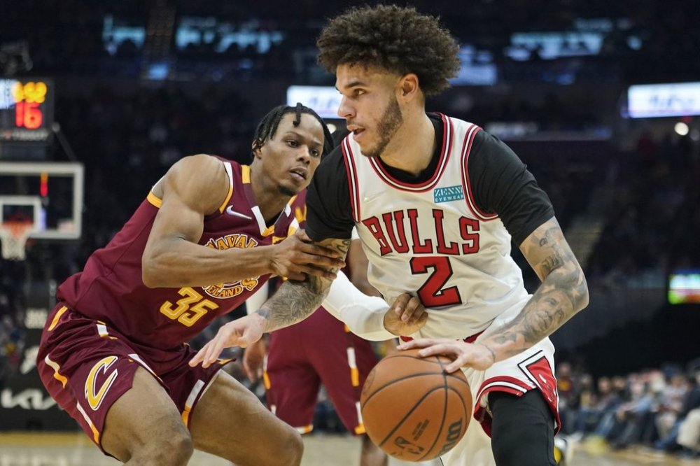 Cavaliers acquiring Lonzo Ball from the Bulls for Isaac Okoro, AP ...