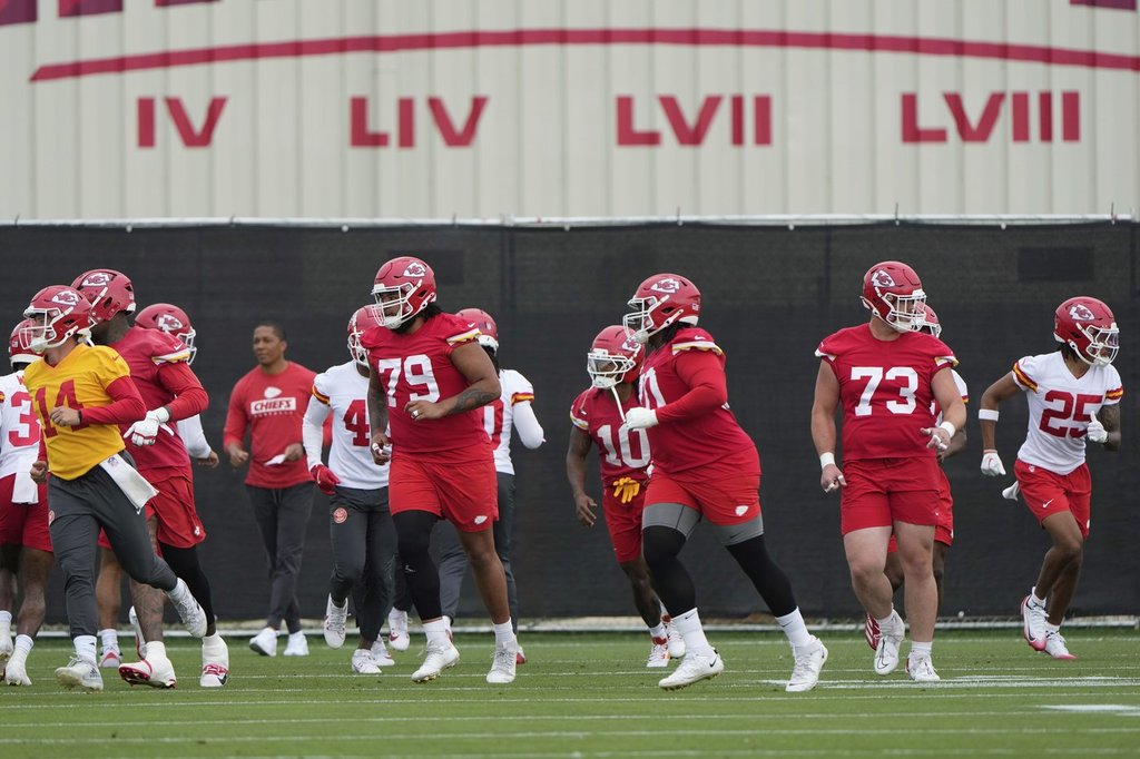 Tight end Travis Kelce, franchised guard Trey Smith attend Chiefs ...