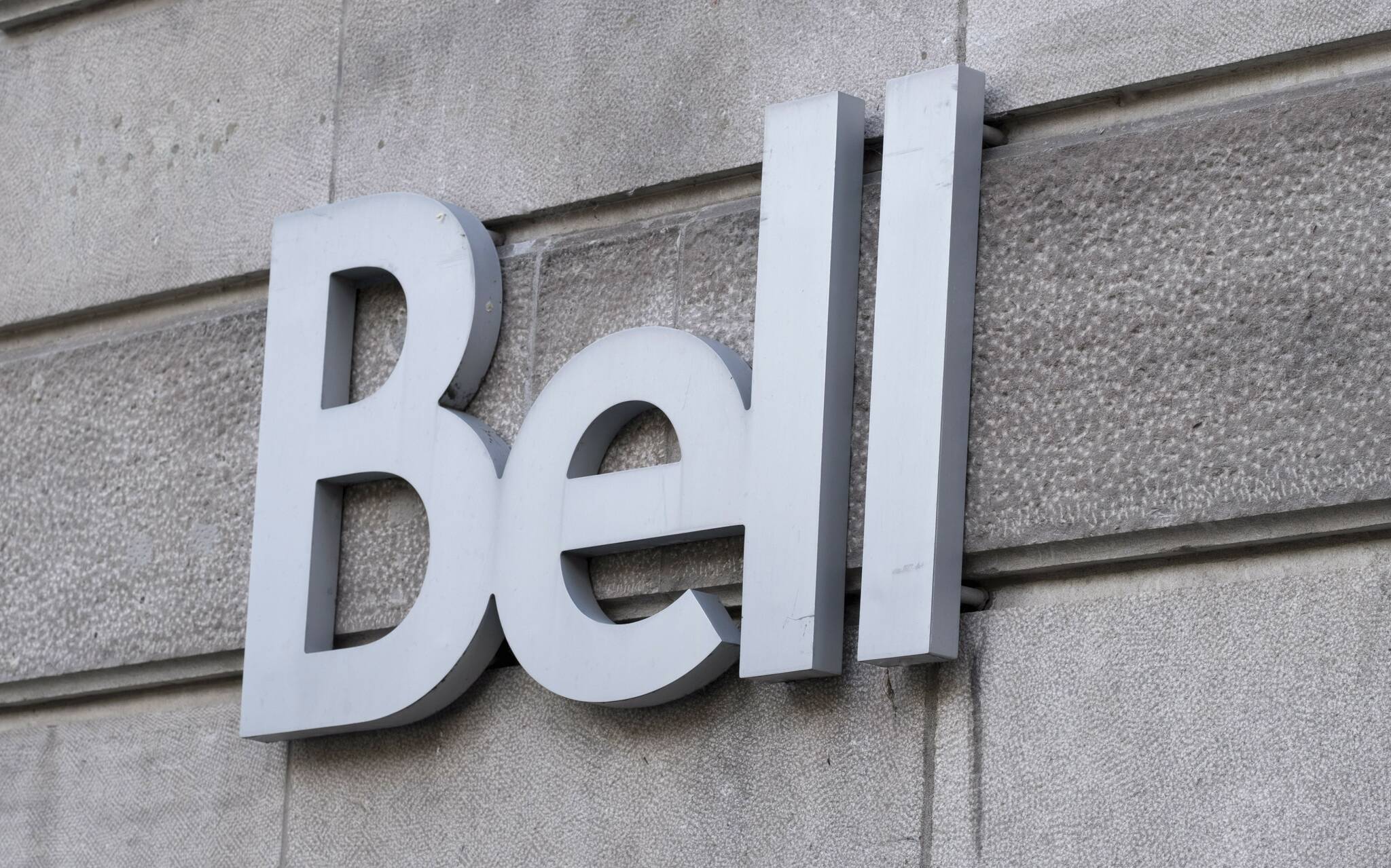 Bell, Telus spar over blame for 40-hour cellphone outage – Winnipeg ...