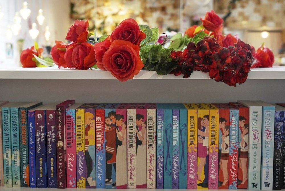 Fans say new romance bookstores and online groups are giving the genre ...