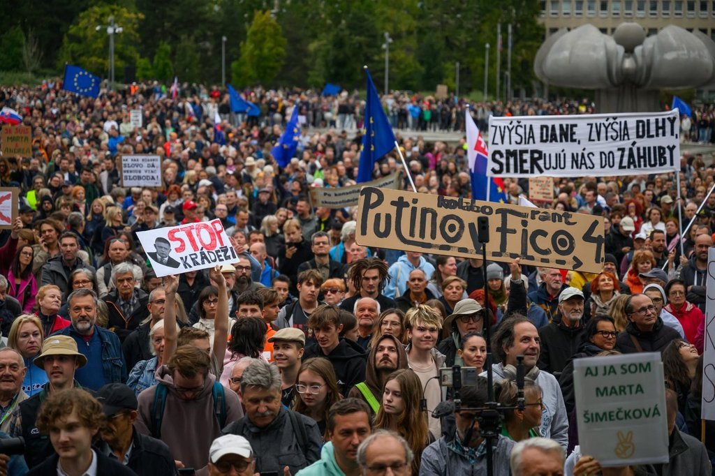 Slovaks hold nationwide protests against economic policies of populist ...