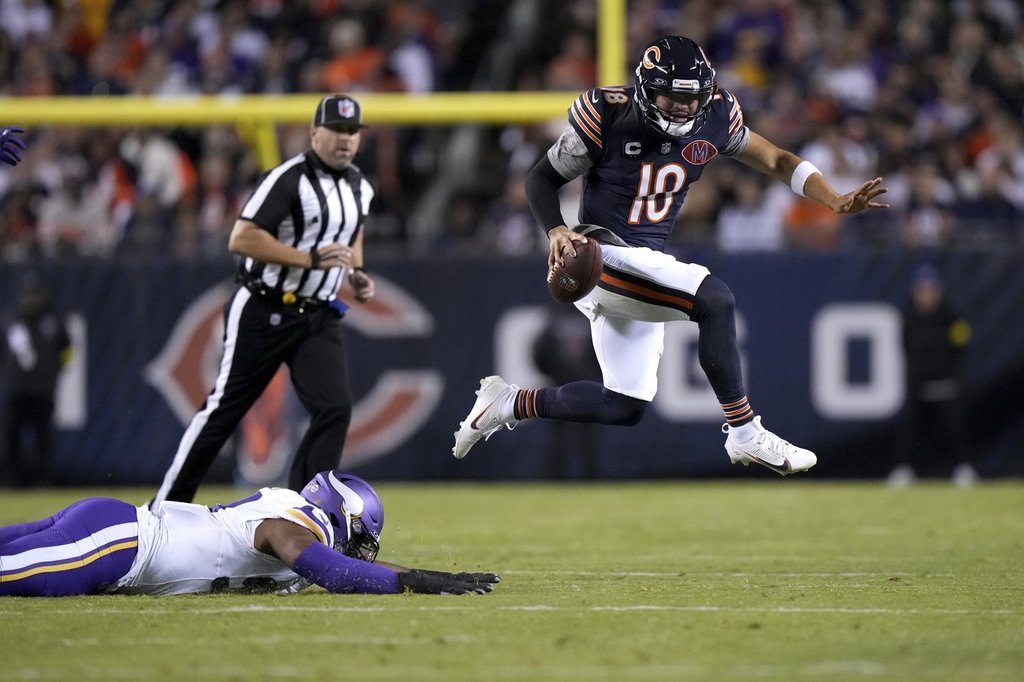 Bears QB Caleb Williams checking his footwork and passing fundamentals ...