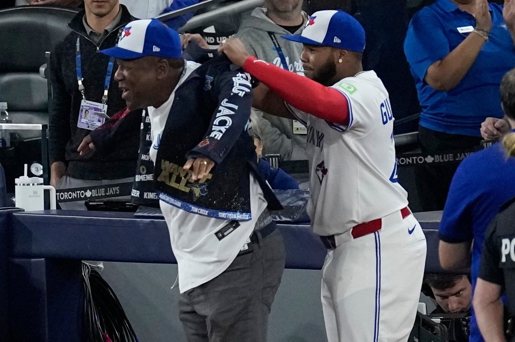 Joe Carter wears Blue Jays’ home run jacket after throwing first pitch ...
