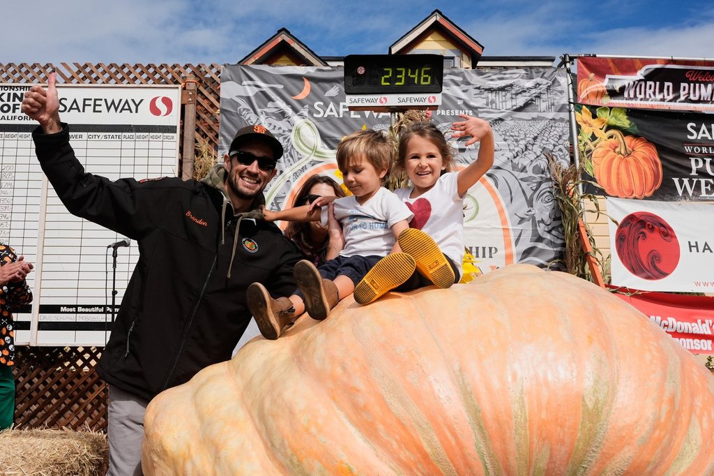 California engineer wins pumpkin contest with 2,346-pound gourd ...