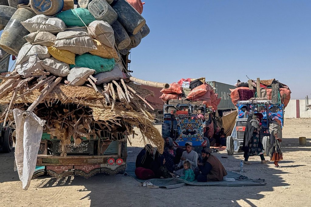 Pakistan and Afghanistan border closure extends into second day after ...