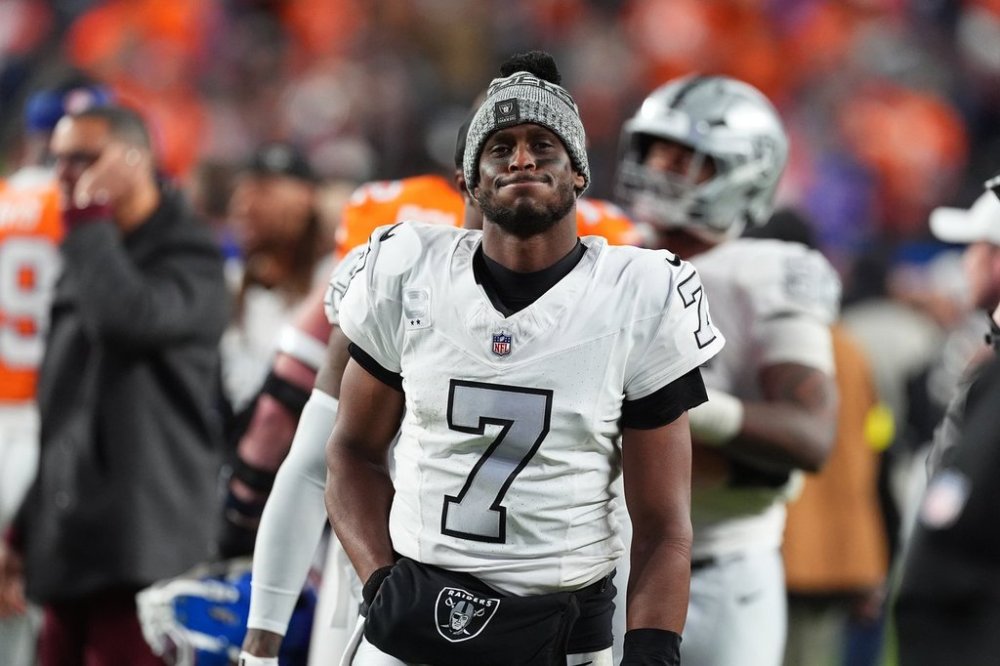 Geno Smith battered by relentless Denver defense in Raiders’ 10-7 loss ...